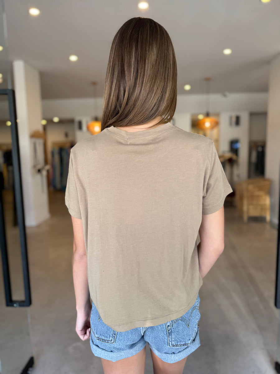 ESSENTIALS PERFECT TEE CAMEL – Wildchild Stylelab