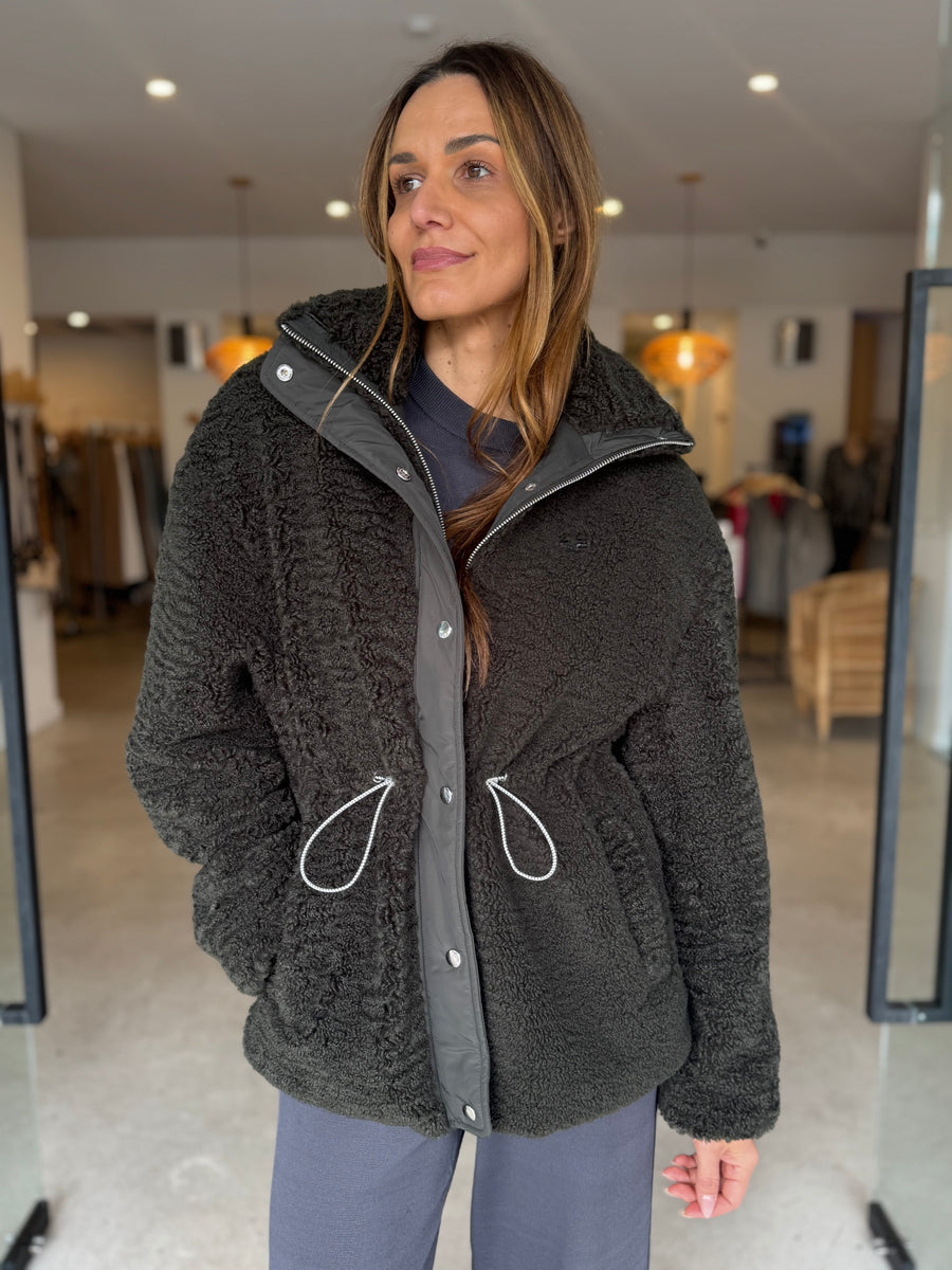 PACIFIC JACKET CAVIAR – Wildchild Stylelab